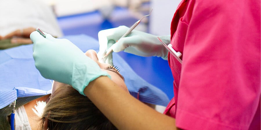 Raspado de encías: en qué consiste y por qué se hace | Ferrus&Bratos