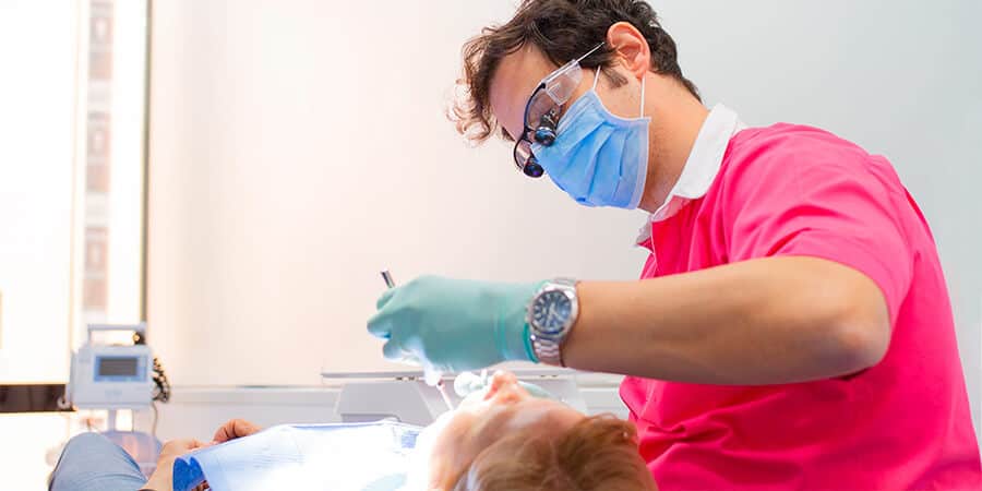 ¿Qué es la pericoronaritis? Causas y tratamiento | Ferrus&Bratos