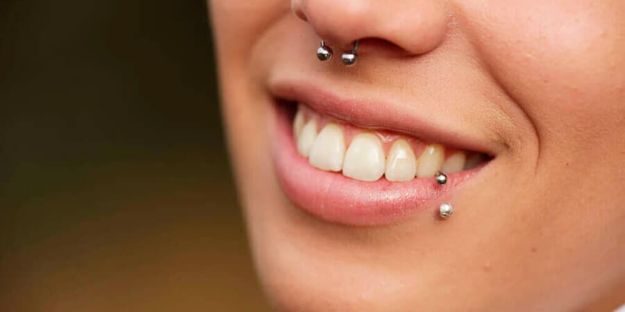 Piercing en el labio: Tipos, cuidados y riesgos | Ferrus&Bratos