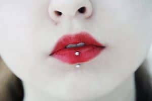 Piercing en el labio: perjuicios tus dientes y encías | Ferrus & Bratos