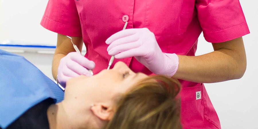 ¿Sabes qué es una cureta dental? | Ferrus&Bratos